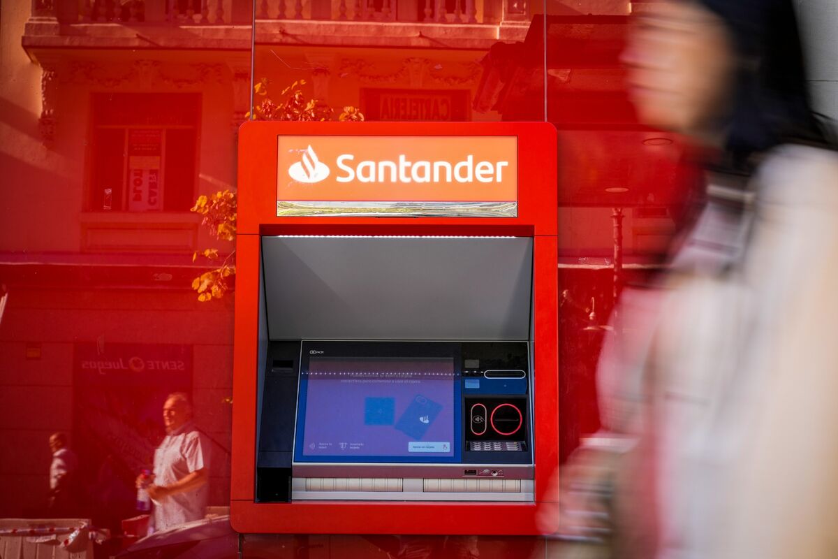 Santander Bucks Trend as New Clients Lift Lending Income - Bloomberg