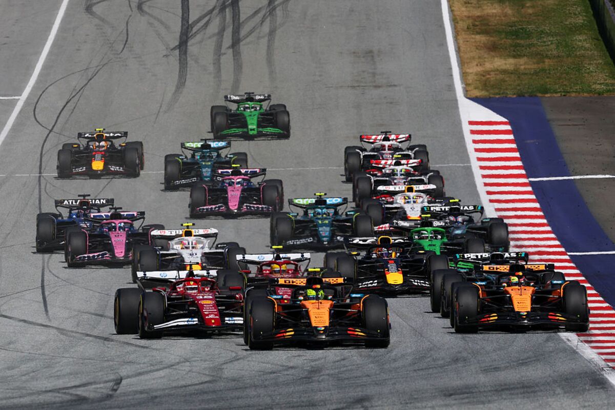 Formula 1 Renewable Energy Shift Drives 26% Drop in Carbon Footprint - Bloomberg