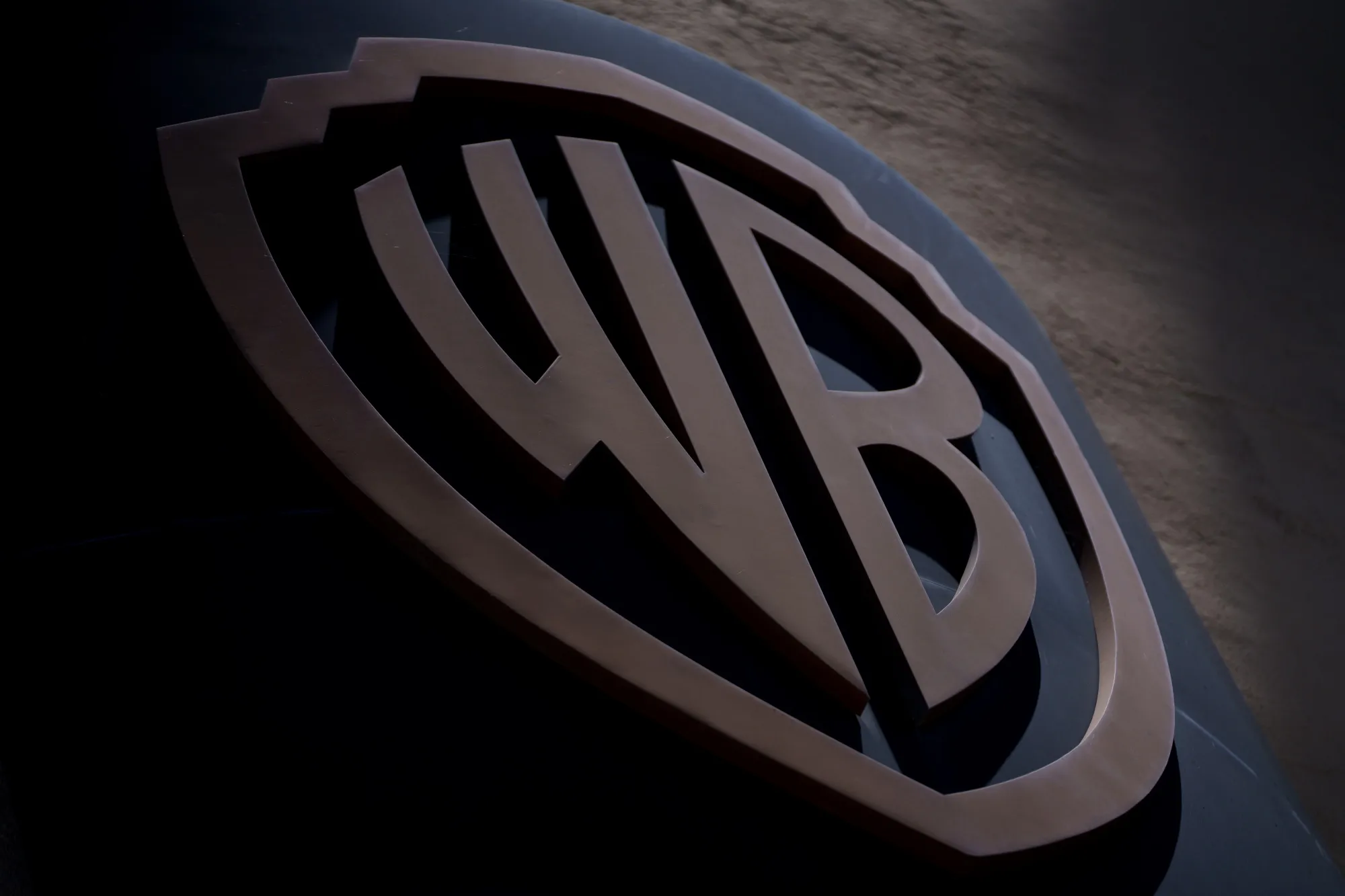 Warner Bros. anuncia cargo contable por canales de TV - Bloomberg