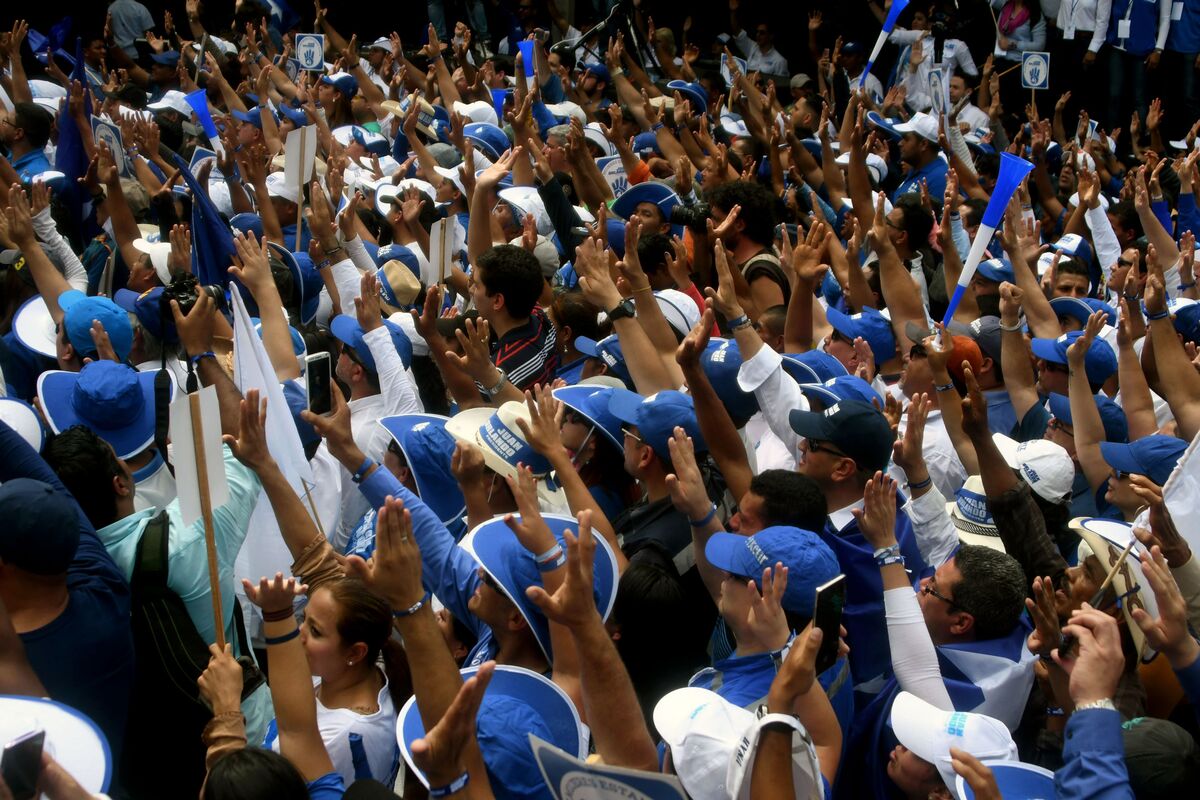 Man Behind World’s Biggest Bond Rally Seeks Encore in Honduras Election ...