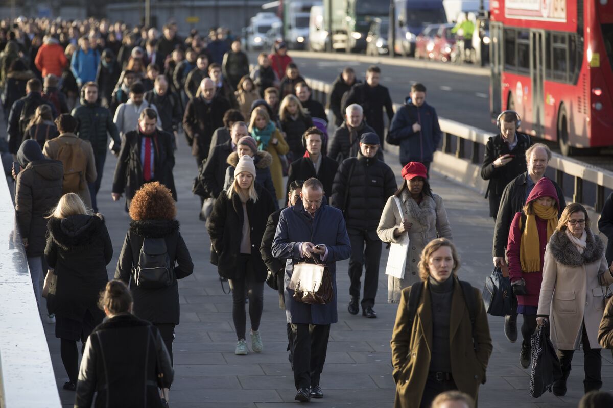 Britons Are Still Earning Less Than Before the Financial Crash - Bloomberg