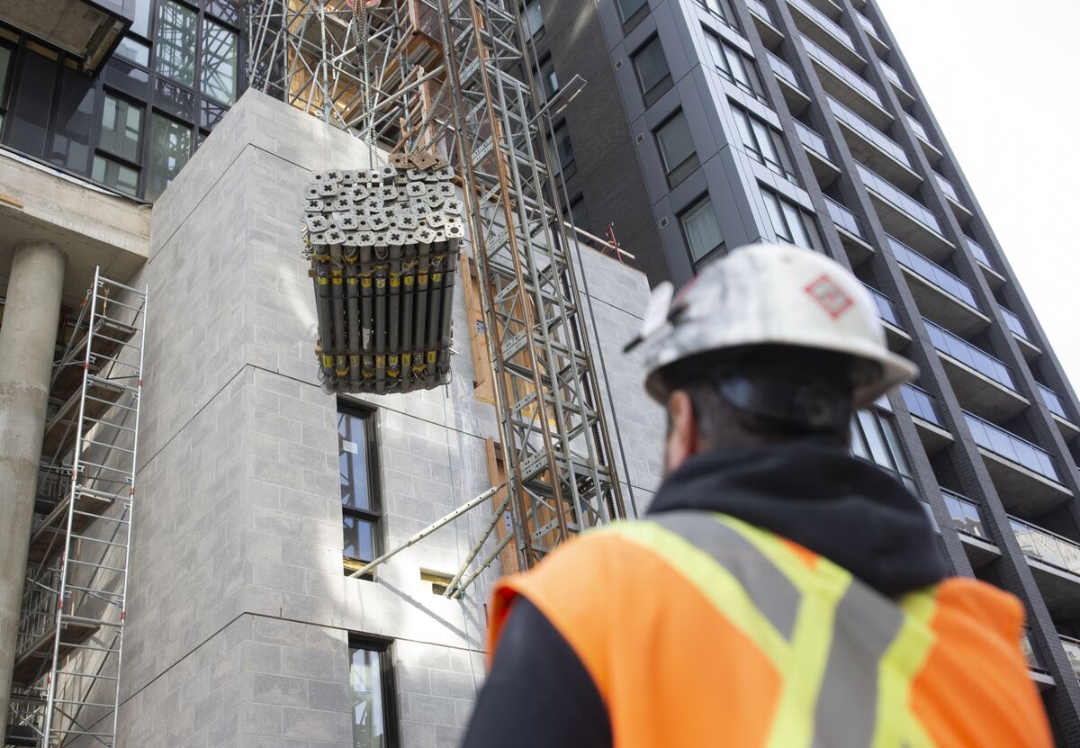 Canadian Builders Bring Some Respite to Record Year for Housing - Bloomberg