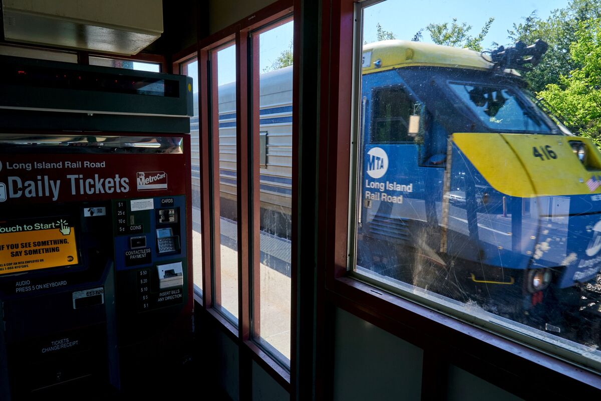 New York Risks LIRR Engineers’ Strike Next Week Amid Pay Spat - Bloomberg