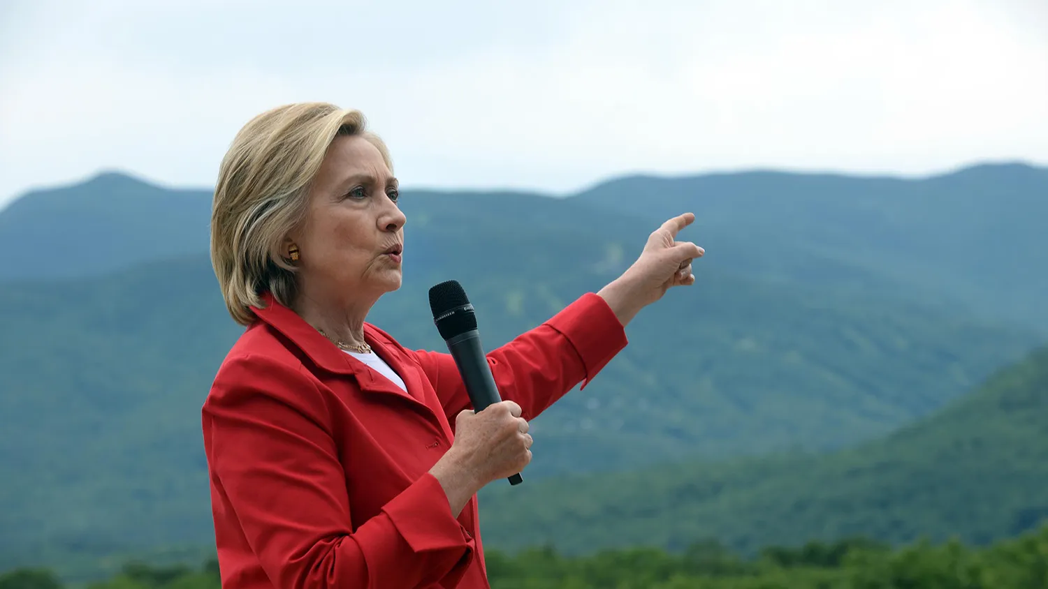 Hillary Clinton Says Puerto Rico Should Be Able to Restructure Agencies ...