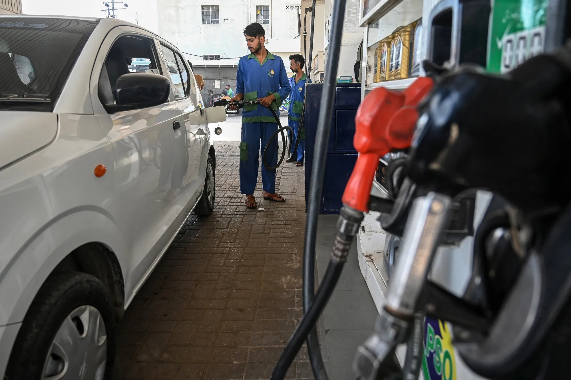 Pakistan’s Fuel Sales Slump as War Boosts Prices and Hits Demand ...
