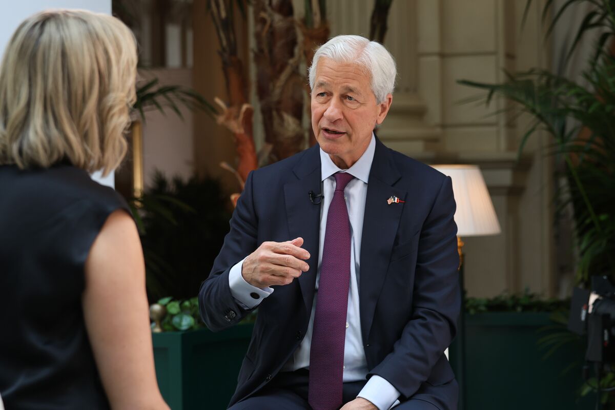 Jamie Dimon suaviza el tono, pero defiende regreso total a oficinas en ...