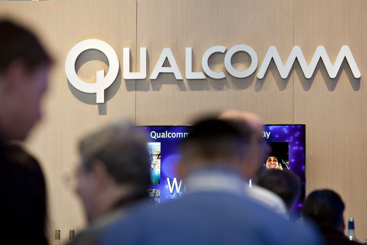 Qualcomm Broadens Challenge to Intel in Laptops with New Chips - Bloomberg