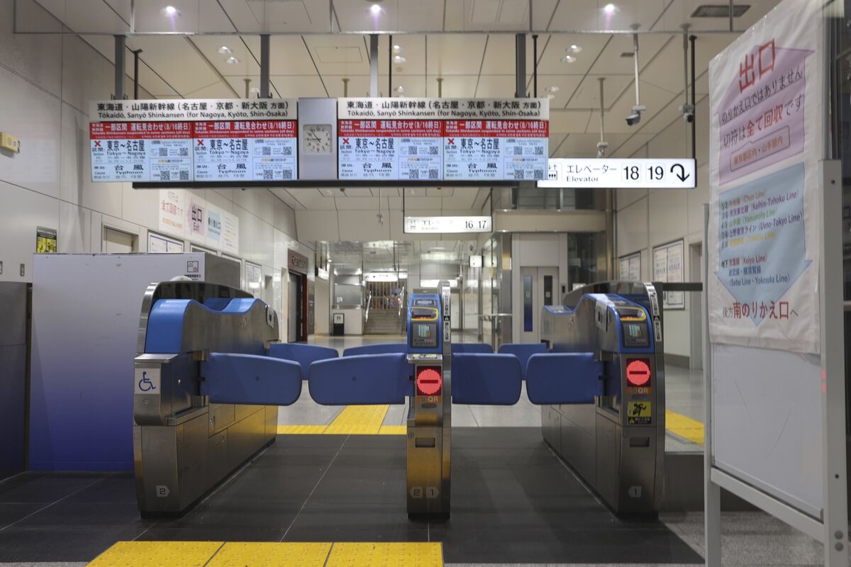 Typhoon Ampil Nearing Japan Disrupts Flights, Trains - Bloomberg