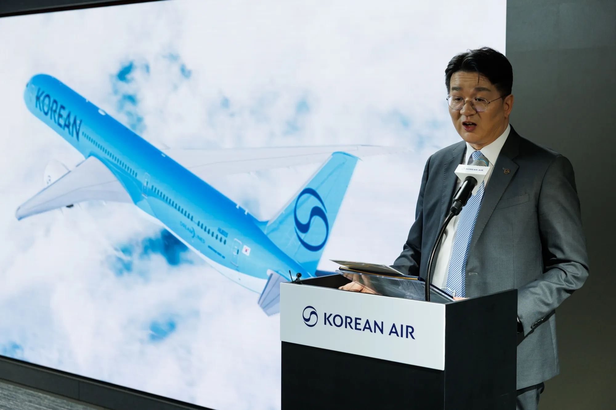 Korean Air Changes Logo, Upgrades Menus and Lounges After Merger ...