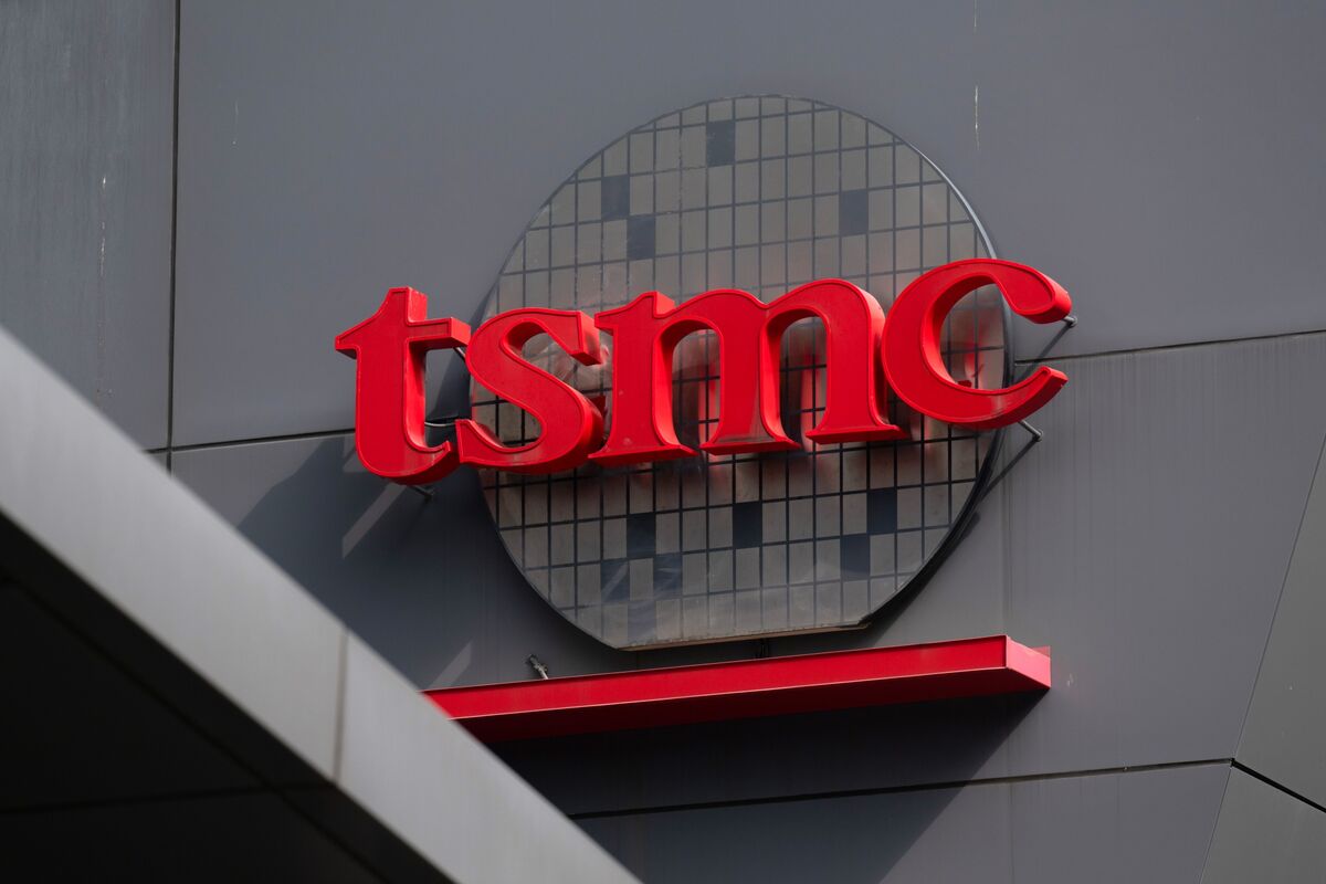 TSMCとSMICの株価格差、中国半導体産業の育成難航浮き彫り - Bloomberg