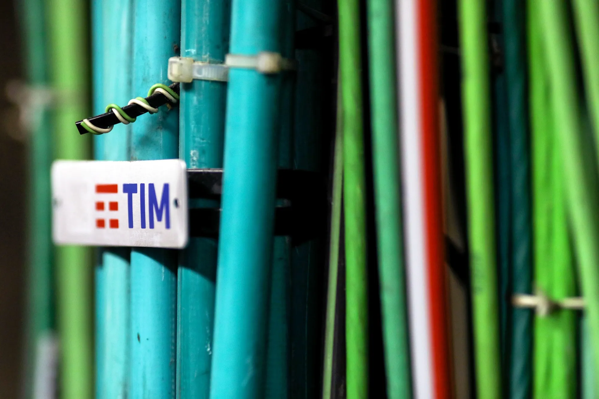 Telecom Italia Said to Revive Network Plan With Open Fiber - Bloomberg