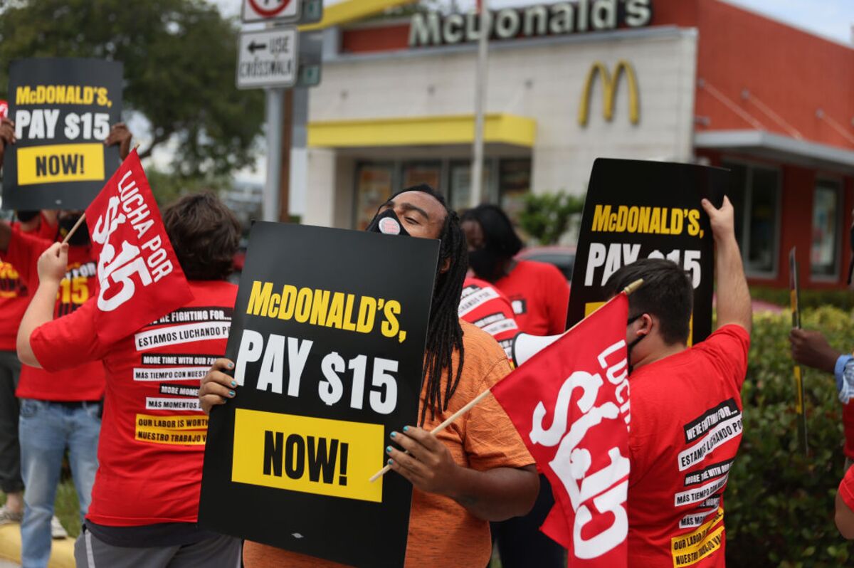 California's Fast Recovery Act Will Hurt Fast Food Workers - Bloomberg