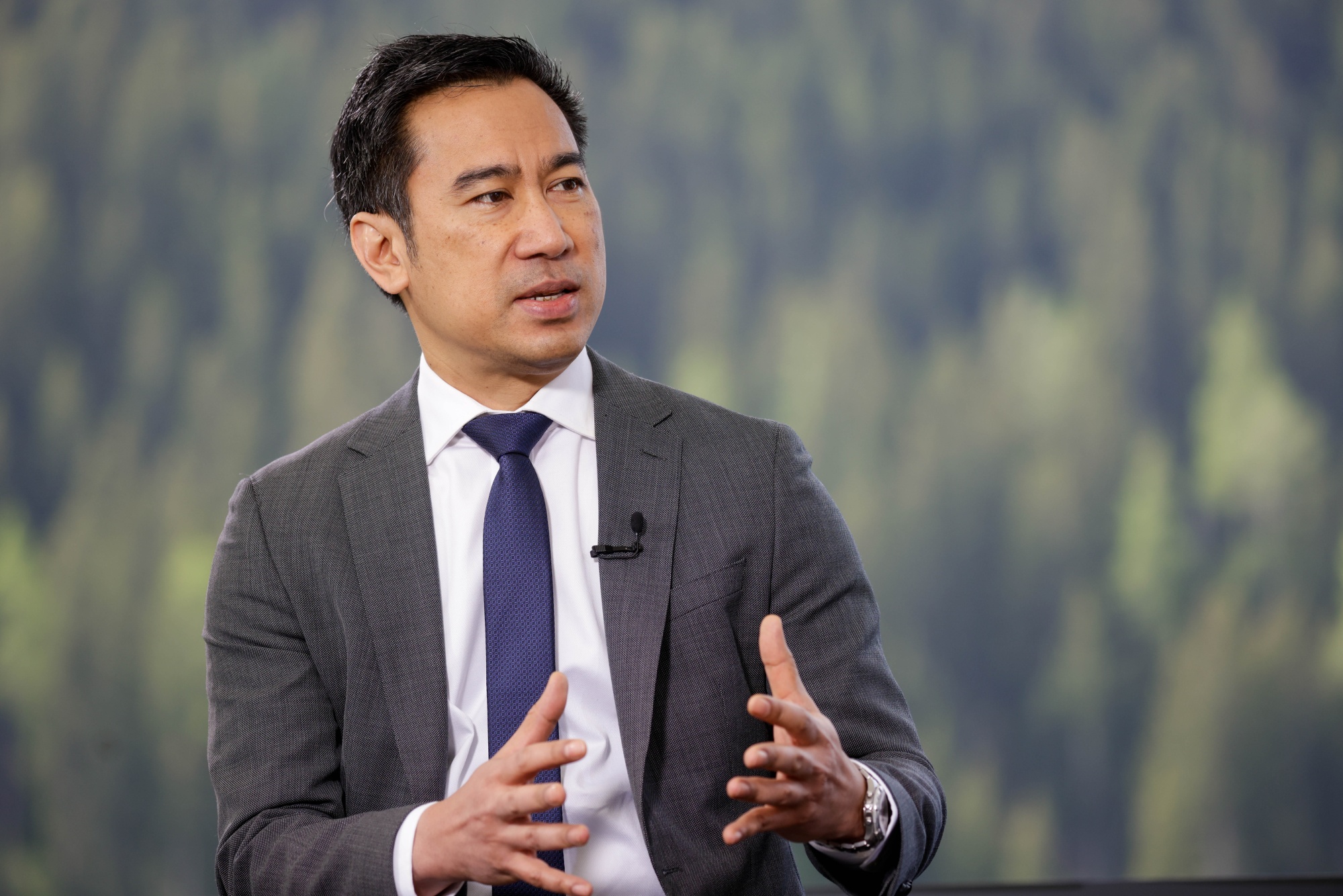 BOT Governor Defends Gradual Rate Hike, Hands-Off Baht Stance - Bloomberg