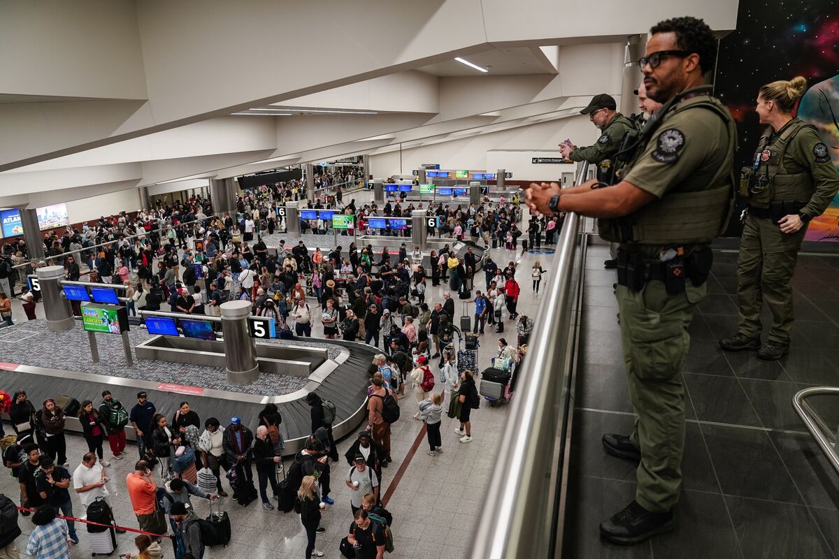 ICE Agents Told Not to Wear Masks at Airports, Trump Says - Bloomberg