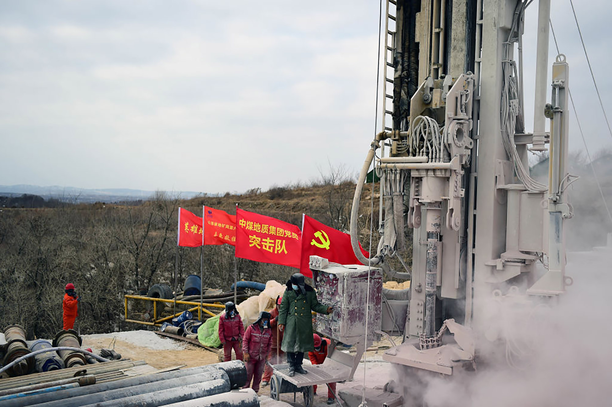 One Worker Trapped in China Gold Mine Dies as Rescue Continues - Bloomberg