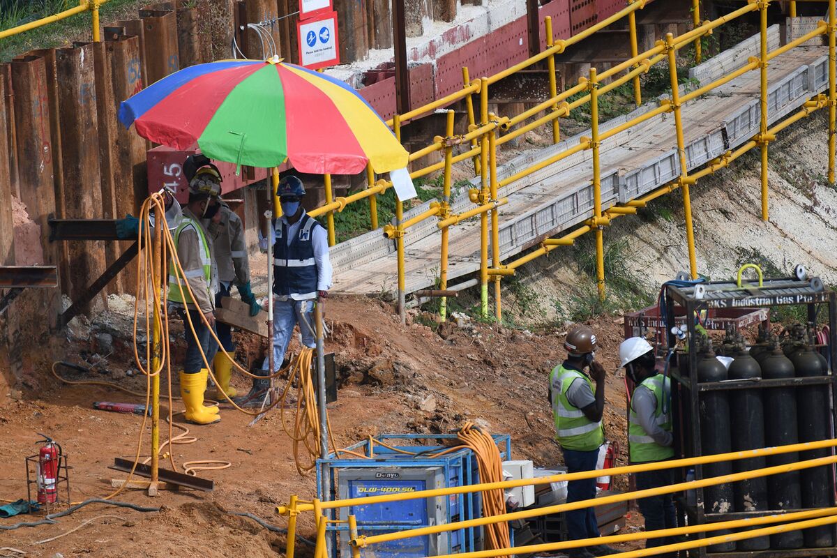 Singapore PM Lee Plans to Fine-Tune Foreign Worker Policies - Bloomberg Singapore PM Lee Plans to Fine-Tune Foreign Worker Policies - Bloomberg