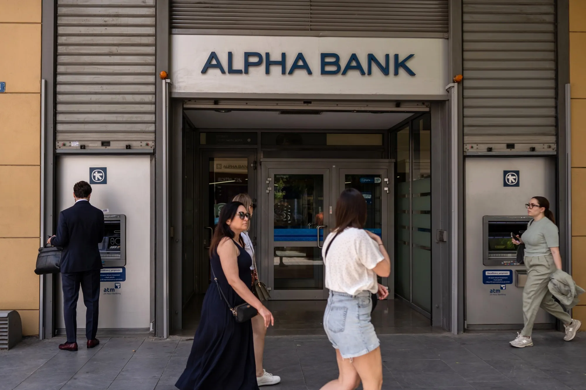 UniCredit Pays Over €600 Million for New Alpha Bank Stake - Bloomberg