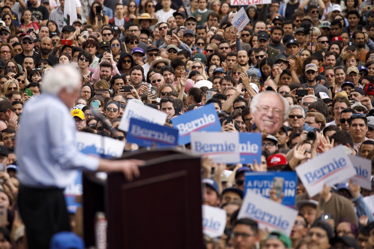 Nearly Entire 2020 Democratic Field Agrees on $15 Minimum Wage - Bloomberg