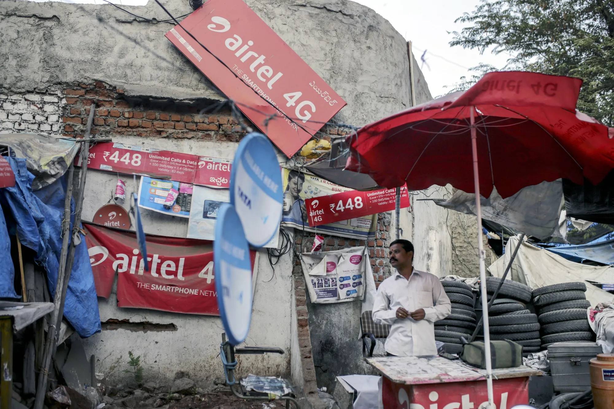 India’s Telcos Jump After They Raise Mobile Phone Tariffs - Bloomberg