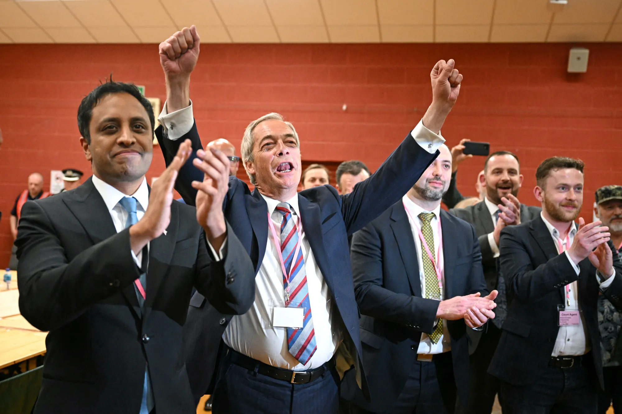Starmer’s Wooing of Trump Helps Farage Dodge Anti-Populist Wave - Bloomberg
