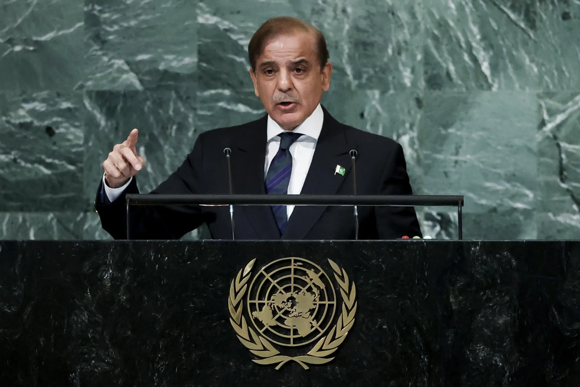 Pakistan's Prime Minister Talks Kashmir, Floods At UN - Bloomberg