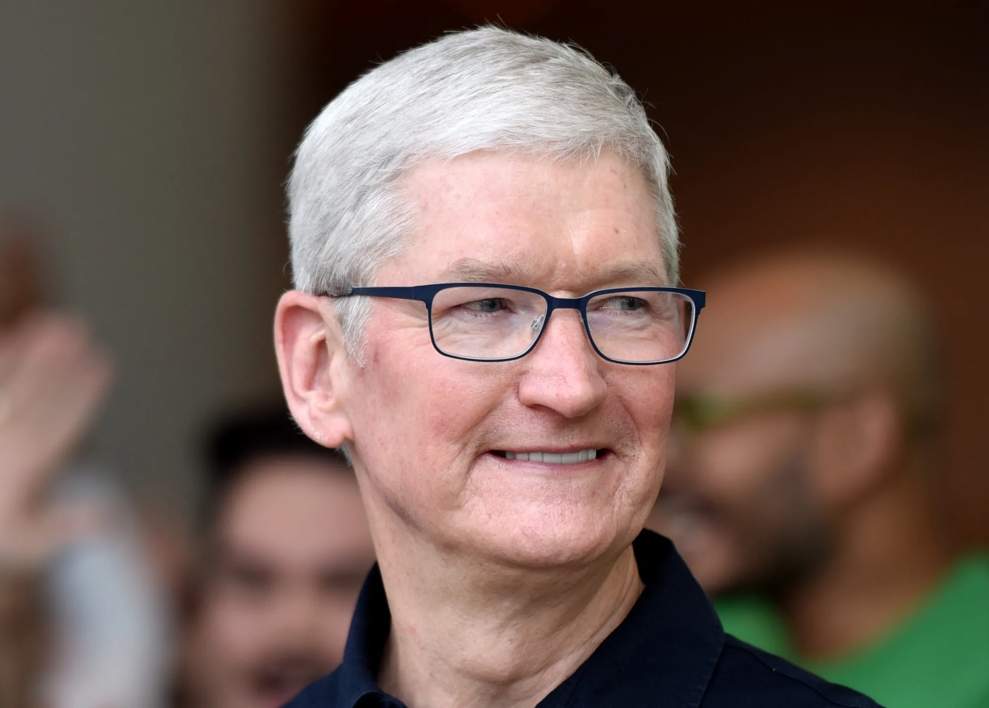 Apple’s Mixed-Reality Headset Is a Big Risk for Tim Cook - Bloomberg