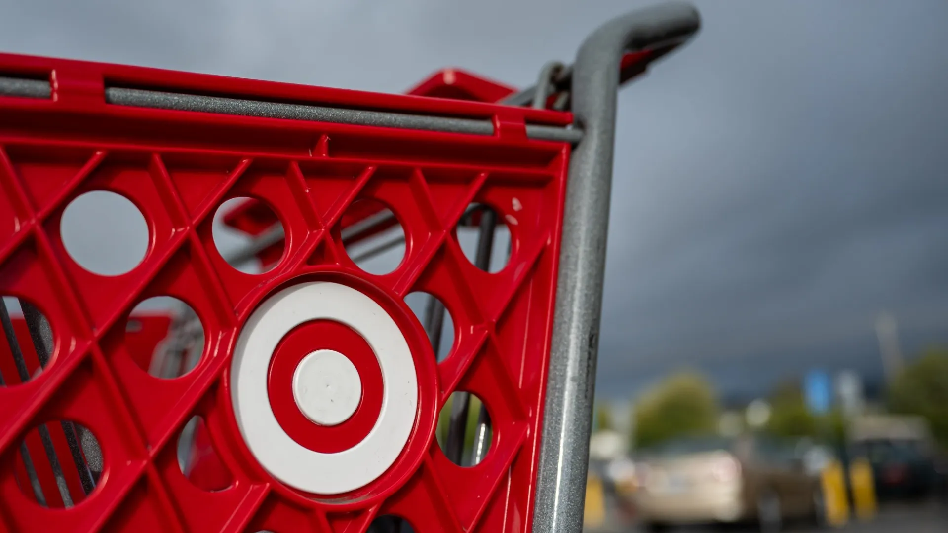 Watch Target Trims Profit Forecast, TJ Maxx Sees Sales Surge - Bloomberg