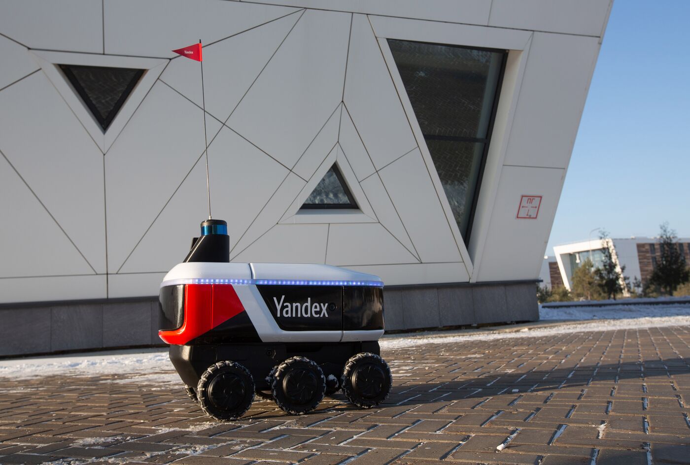 Yandex Pilots a Fleet of Delivery Robots for Russian Post - Bloomberg