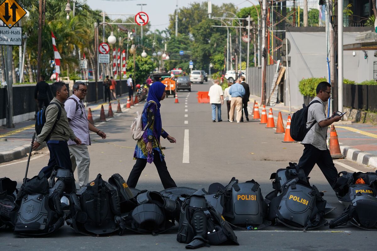 Deadly Jakarta Riots Revive Fears of Renewed Sectarian Violence - Bloomberg
