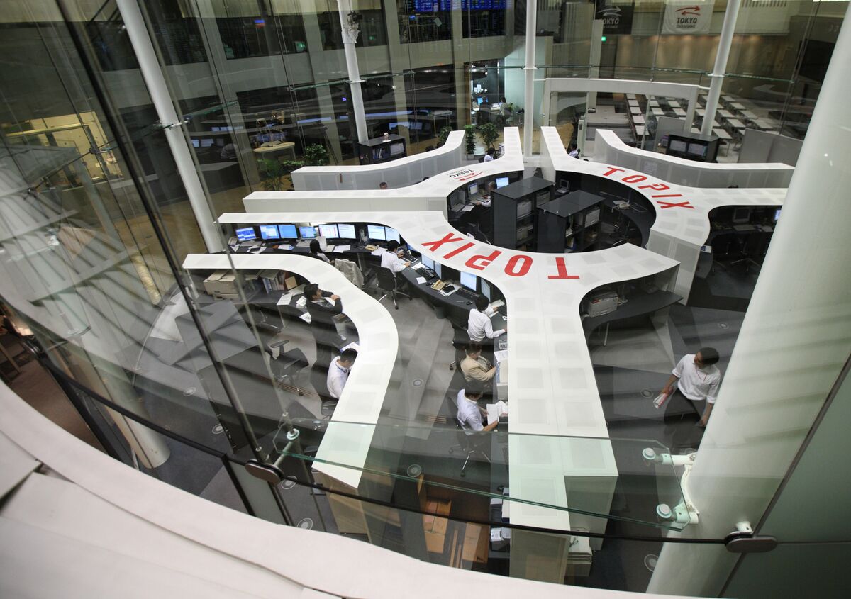 Japan’s Topix Set to Beat S&P 500 for First Time in Two Years - Bloomberg