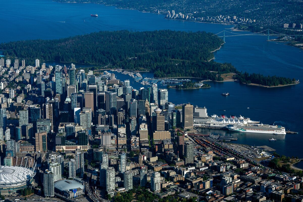 Canada Dips Into Technical Recession for First Time Since 2020 - Bloomberg