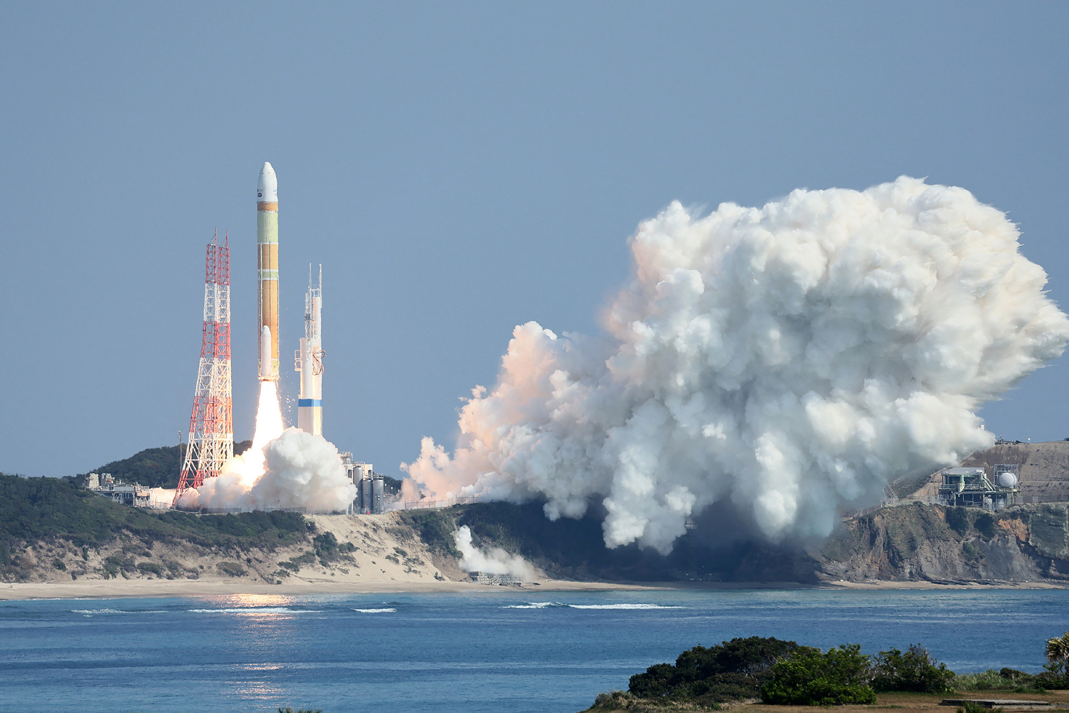 日本の新型ロケット「H3」打ち上げ失敗、発射後に指令破壊 - Bloomberg