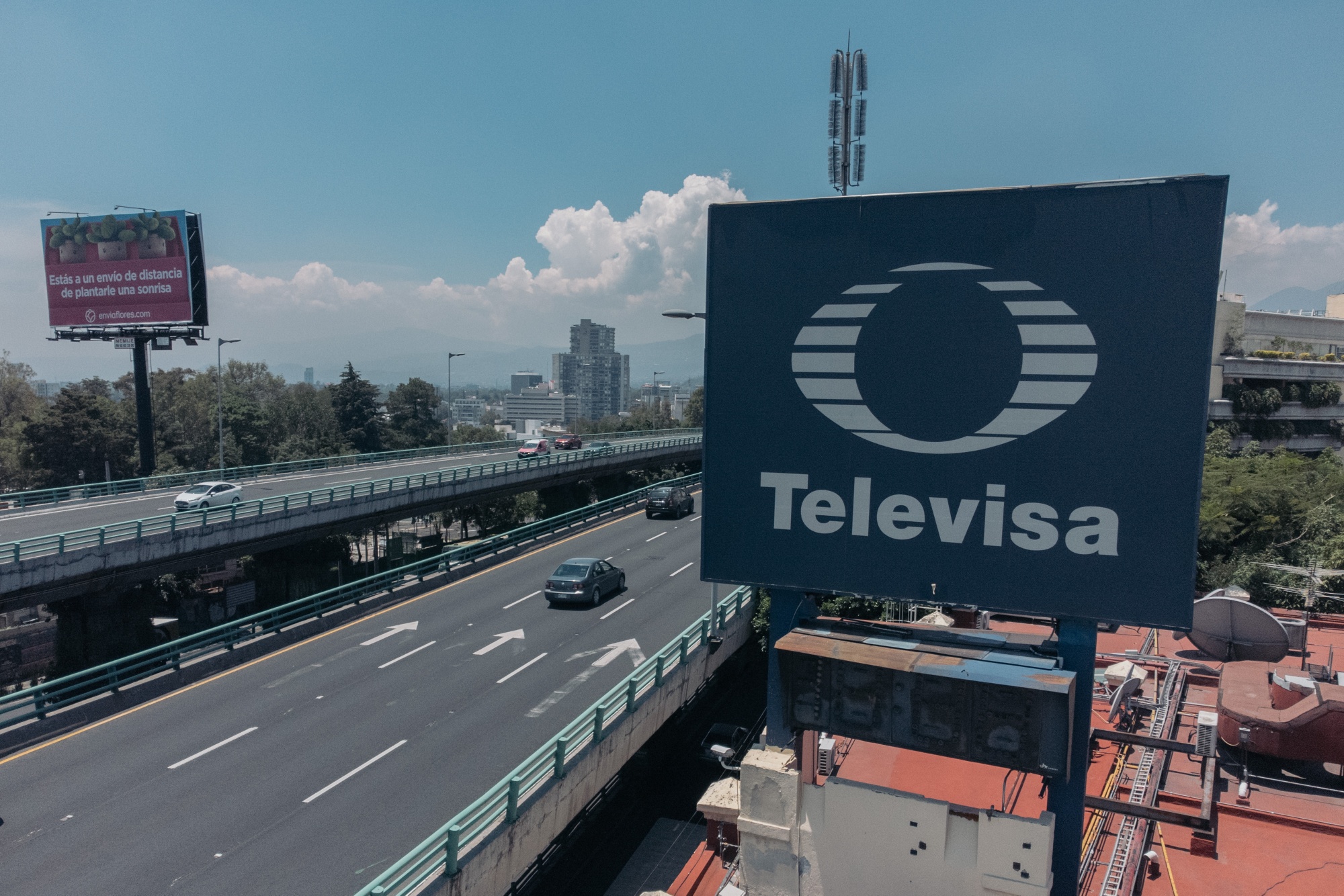 Televisa comprará a AT&T la participación restante en Sky - Bloomberg
