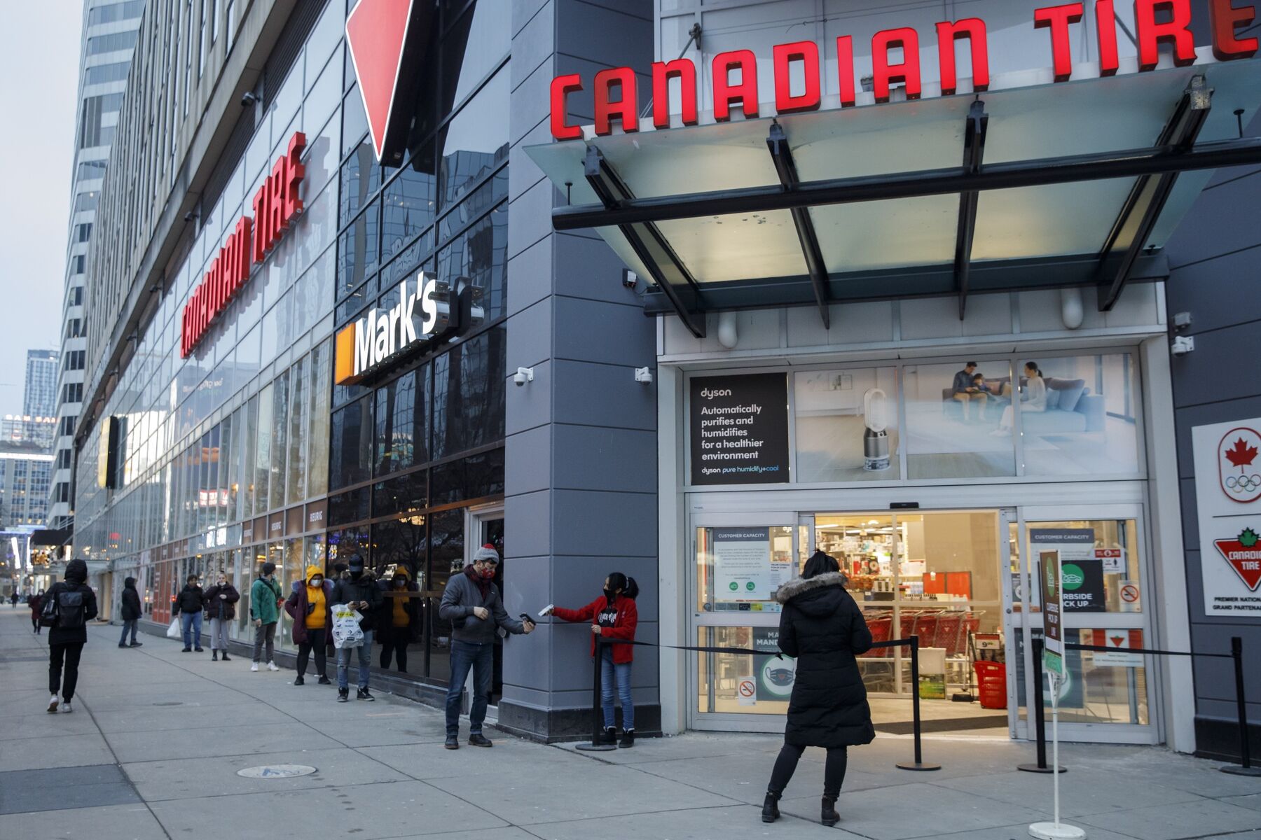 Fewer Job Losses Seen in January as Canada Adapts to Lockdowns - Bloomberg