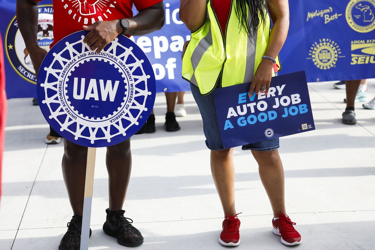 UAW Contract 2023 Deadline Hinges on Pay Raises, Inflation - Bloomberg