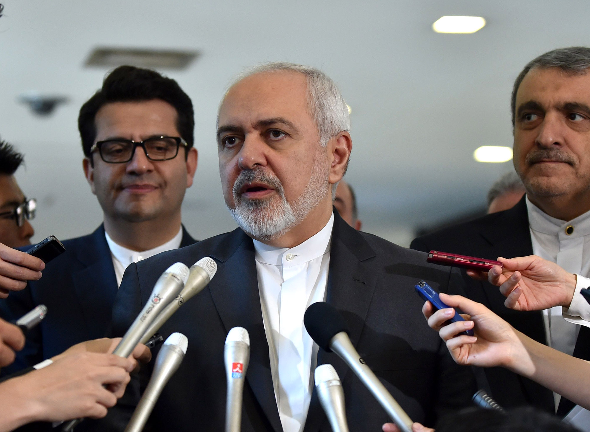 Zarif Warns of ‘All-Out War’ If U.S. or Saudis Strike Iran - Bloomberg