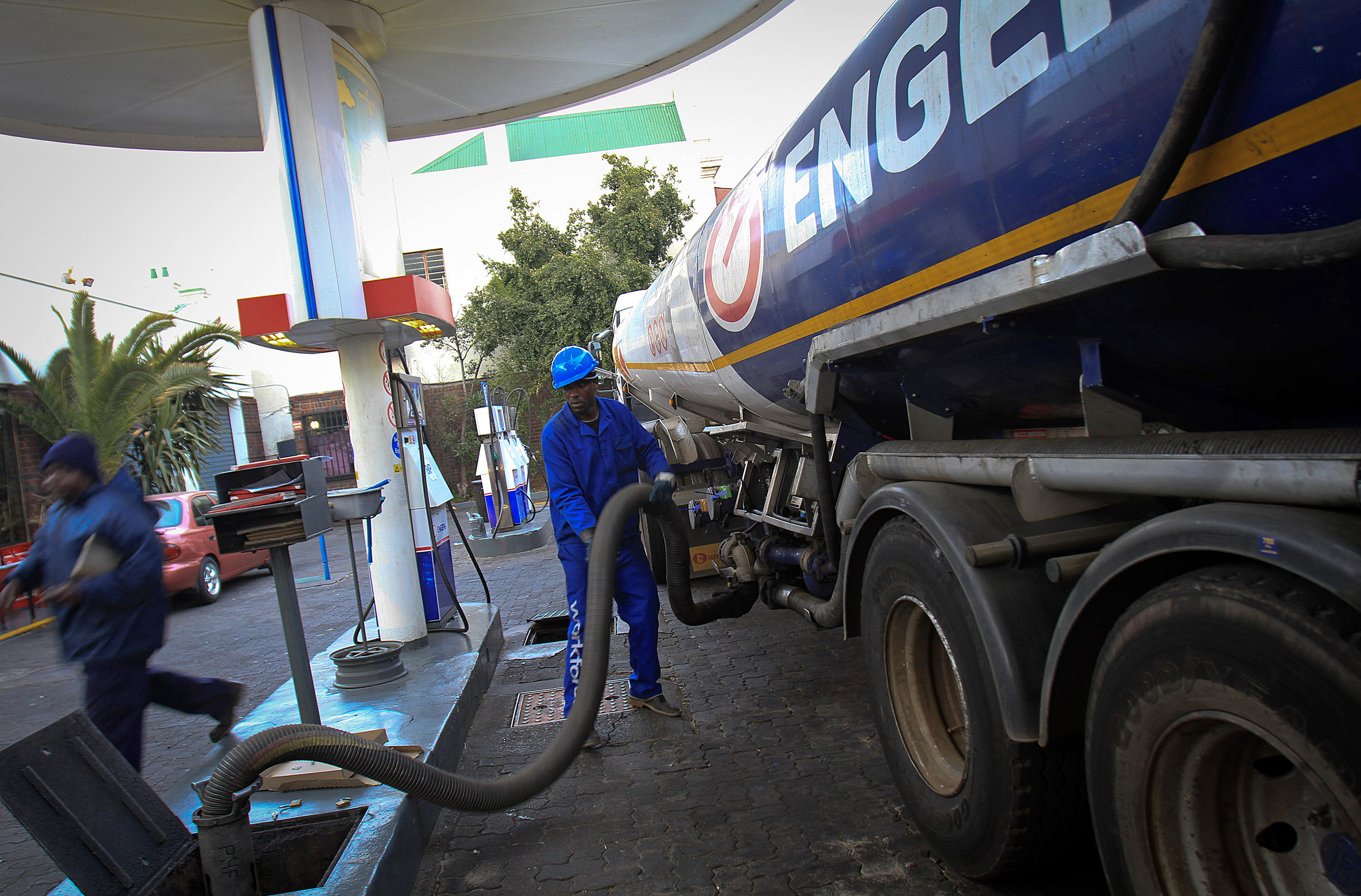 Petronas Unit Agrees Share Swap With Shell's Africa Operator - Bloomberg