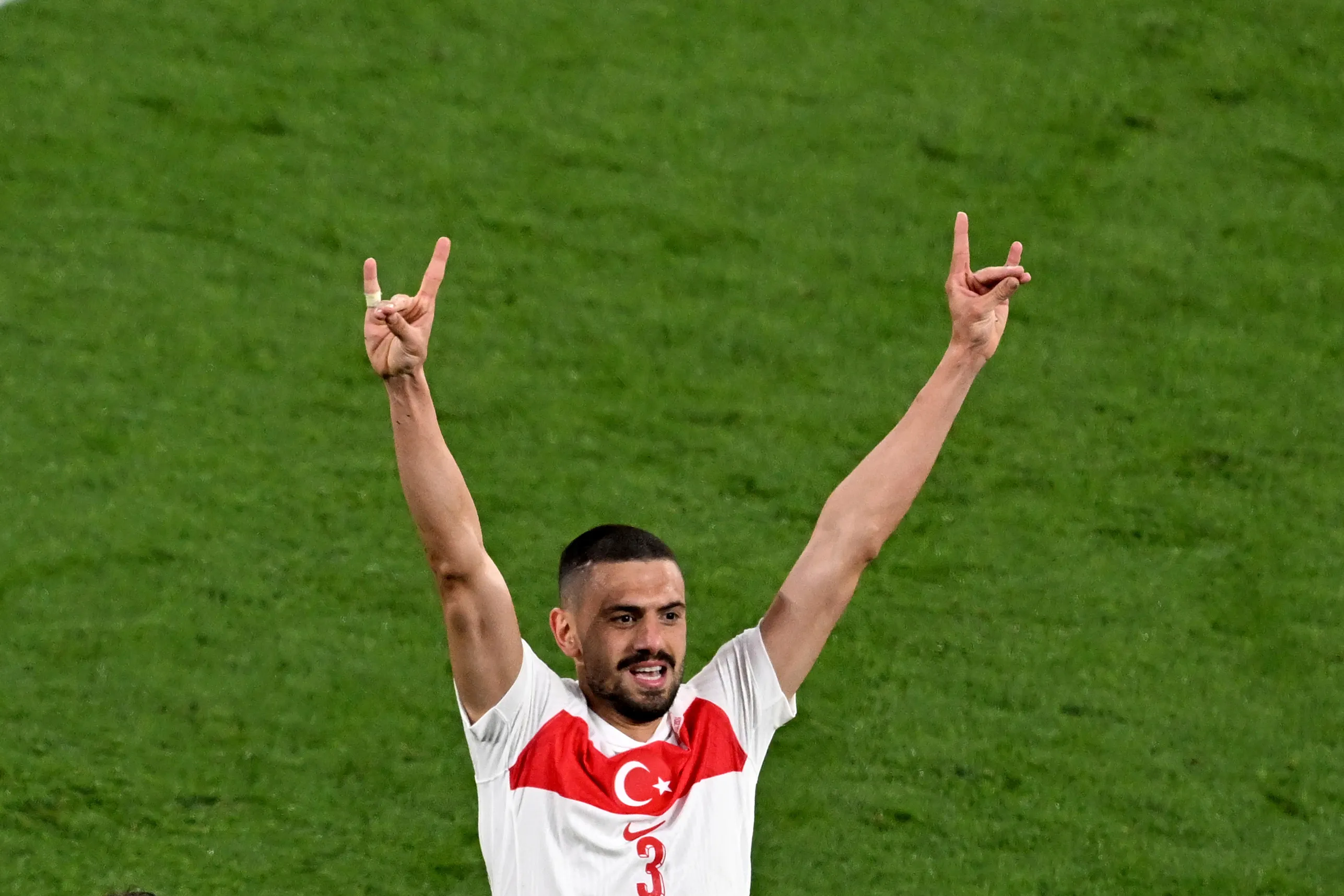 Turkey Summons German Envoy as UEFA Probes Player’s Gesture - Bloomberg