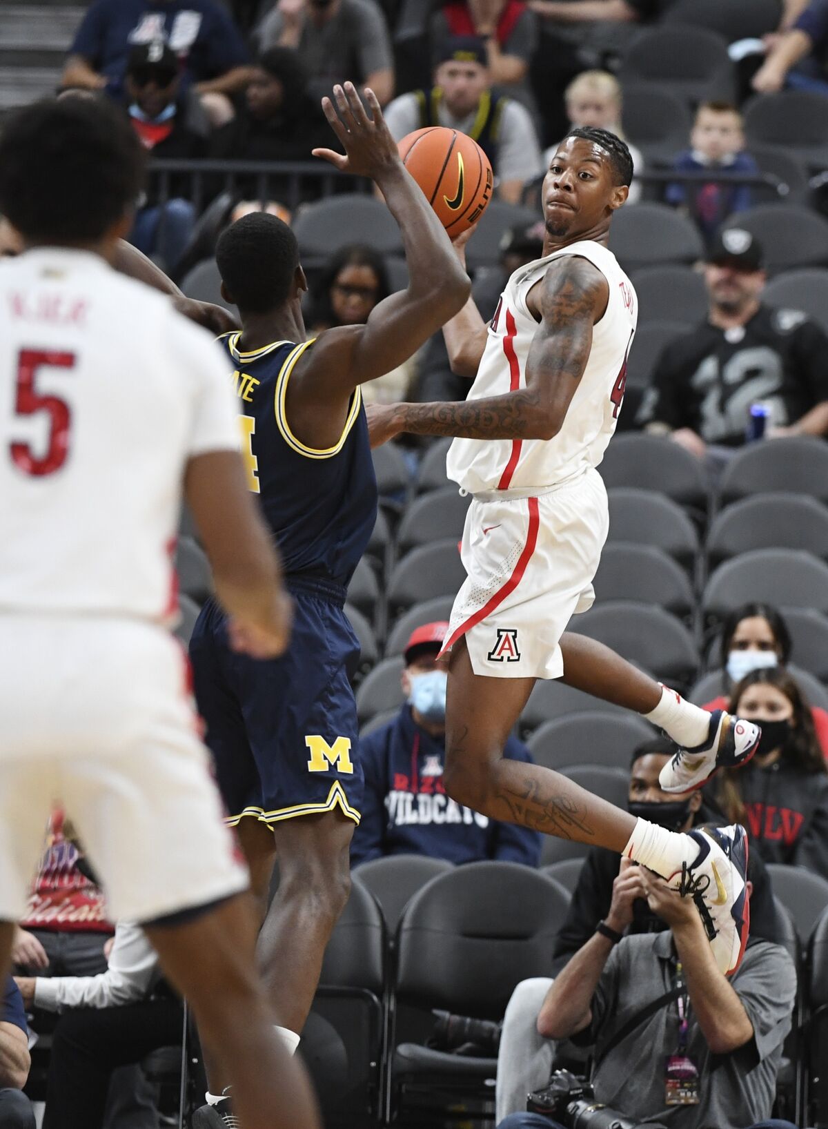Arizona Dominates No. 4 Michigan 80-62 in Las Vegas - Bloomberg