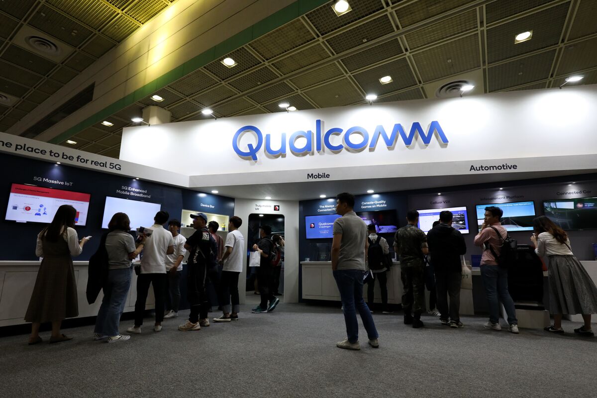 Qualcomm Projects Uneven Sales Growth on Pickup of 5G - Bloomberg