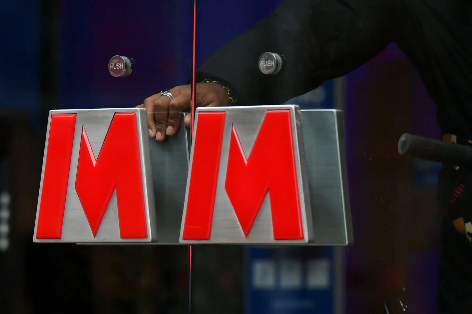 Metro Bank's Woes Are Its Own Problem - Bloomberg