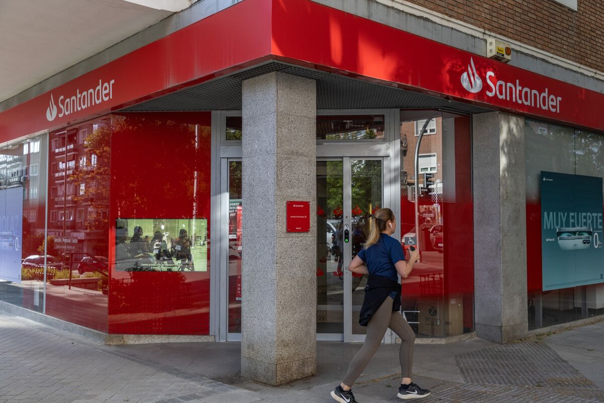 Santander Crypto Plans: Stablecoin, Retail Access to Cryptocurrencies - Bloomberg