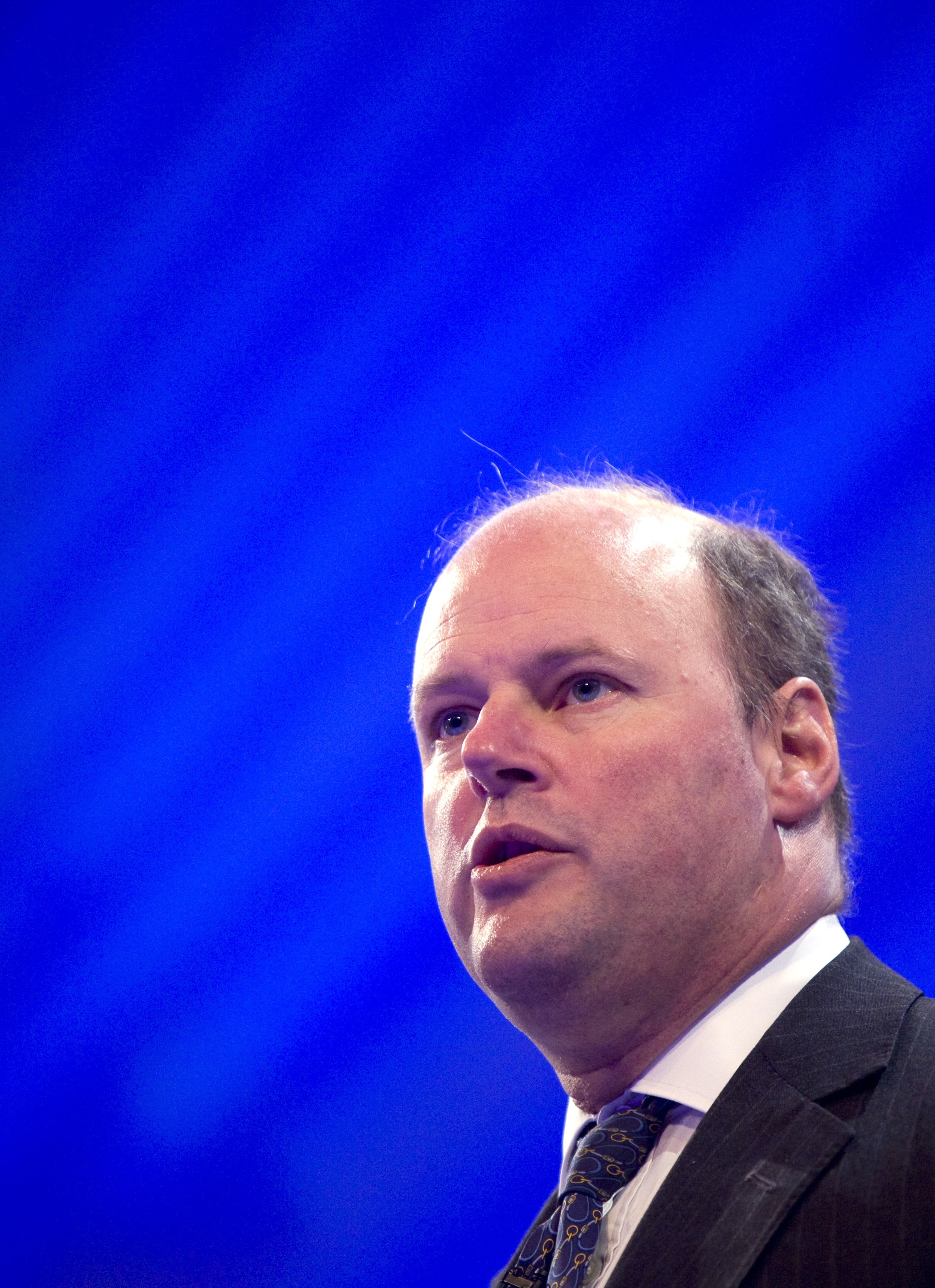 英RBS、CEOと経営幹部8人に約2800万ポンド相当の株式支給 - Bloomberg