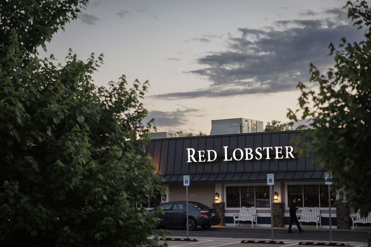 Red Lobster Cleared to Exit Bankruptcy Under New Owner Fortress - Bloomberg