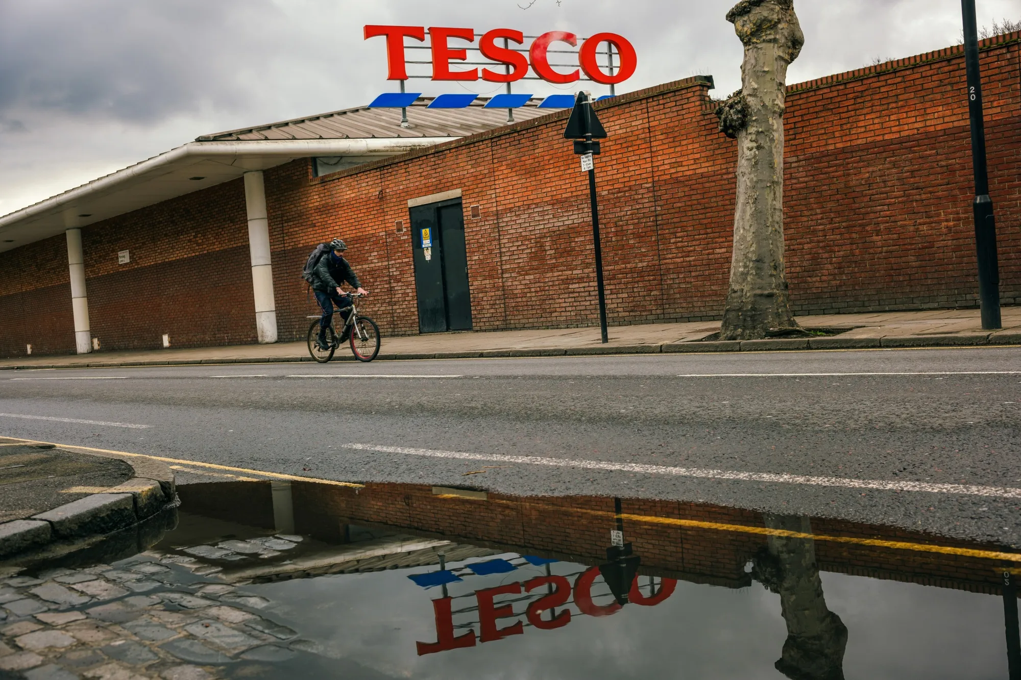 Tesco Sees Early Signs of Inflation Dropping: The London Rush - Bloomberg