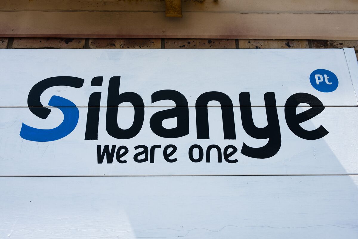 Sibanye Says on Track to Resume Dividends as Earnings Surge - Bloomberg