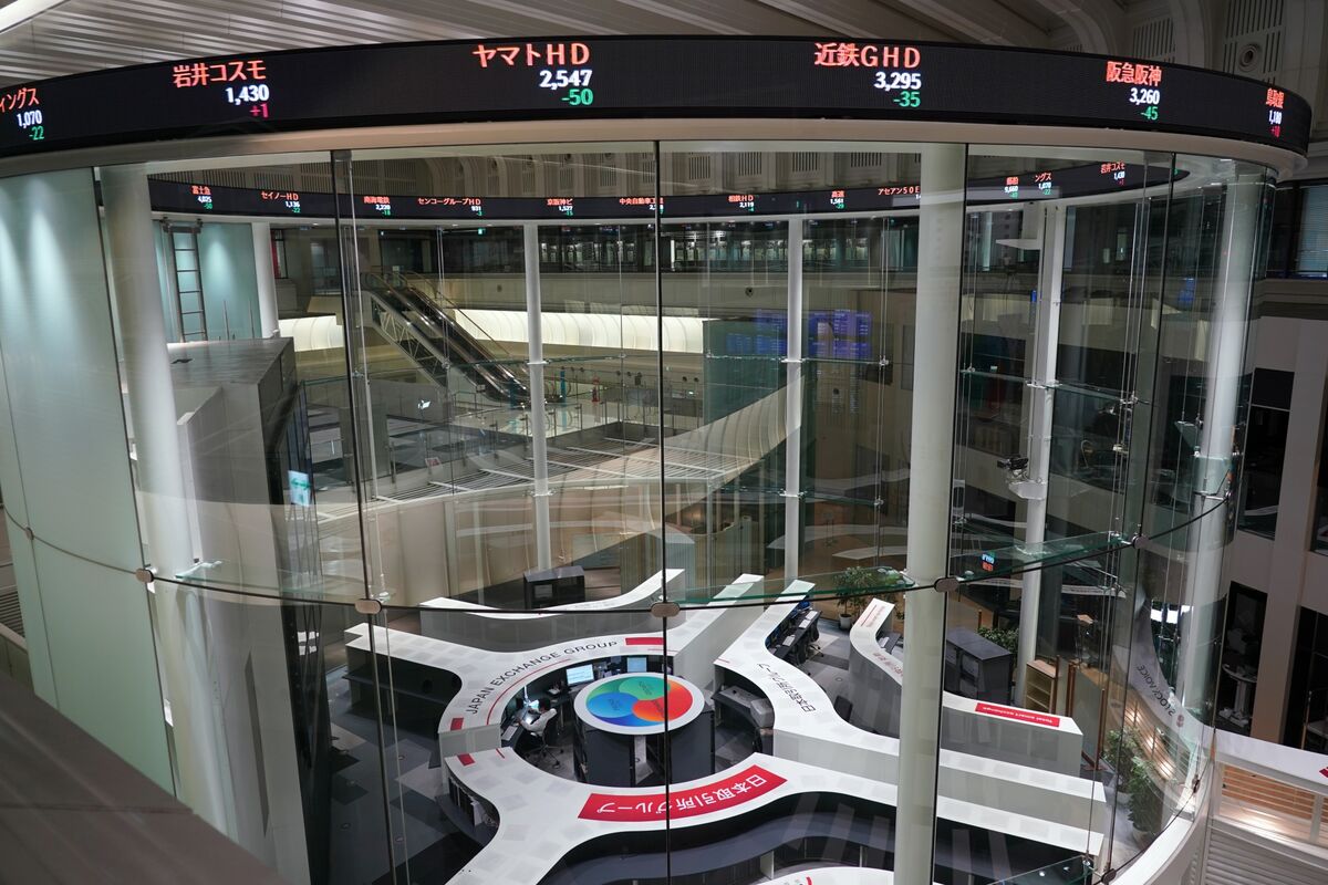 TOPIXが反落、米FOMC控え金融や内需に売り優勢－半導体一角堅調 - Bloomberg