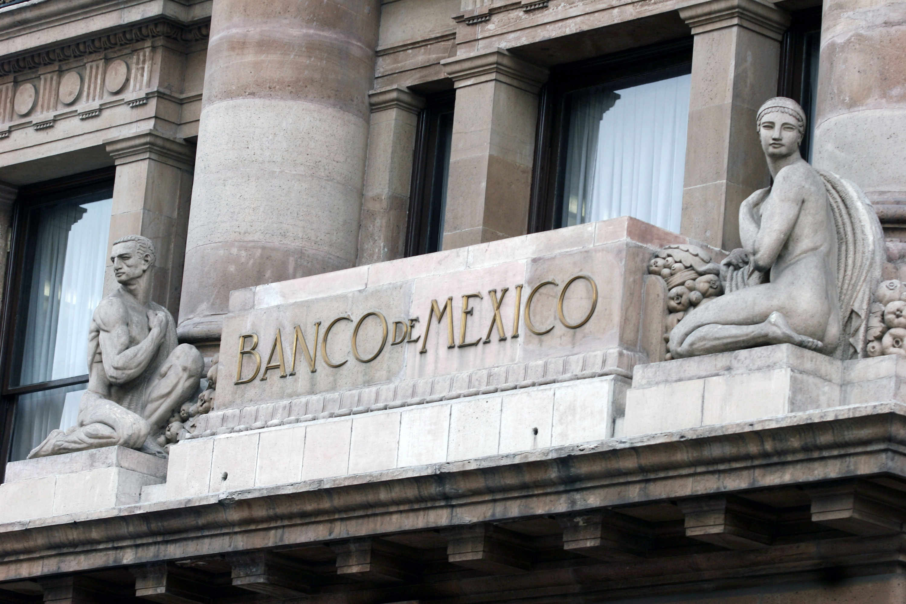 Banxico to Keep 4% Rate Amid Inflation Debate: Decision Guide - Bloomberg