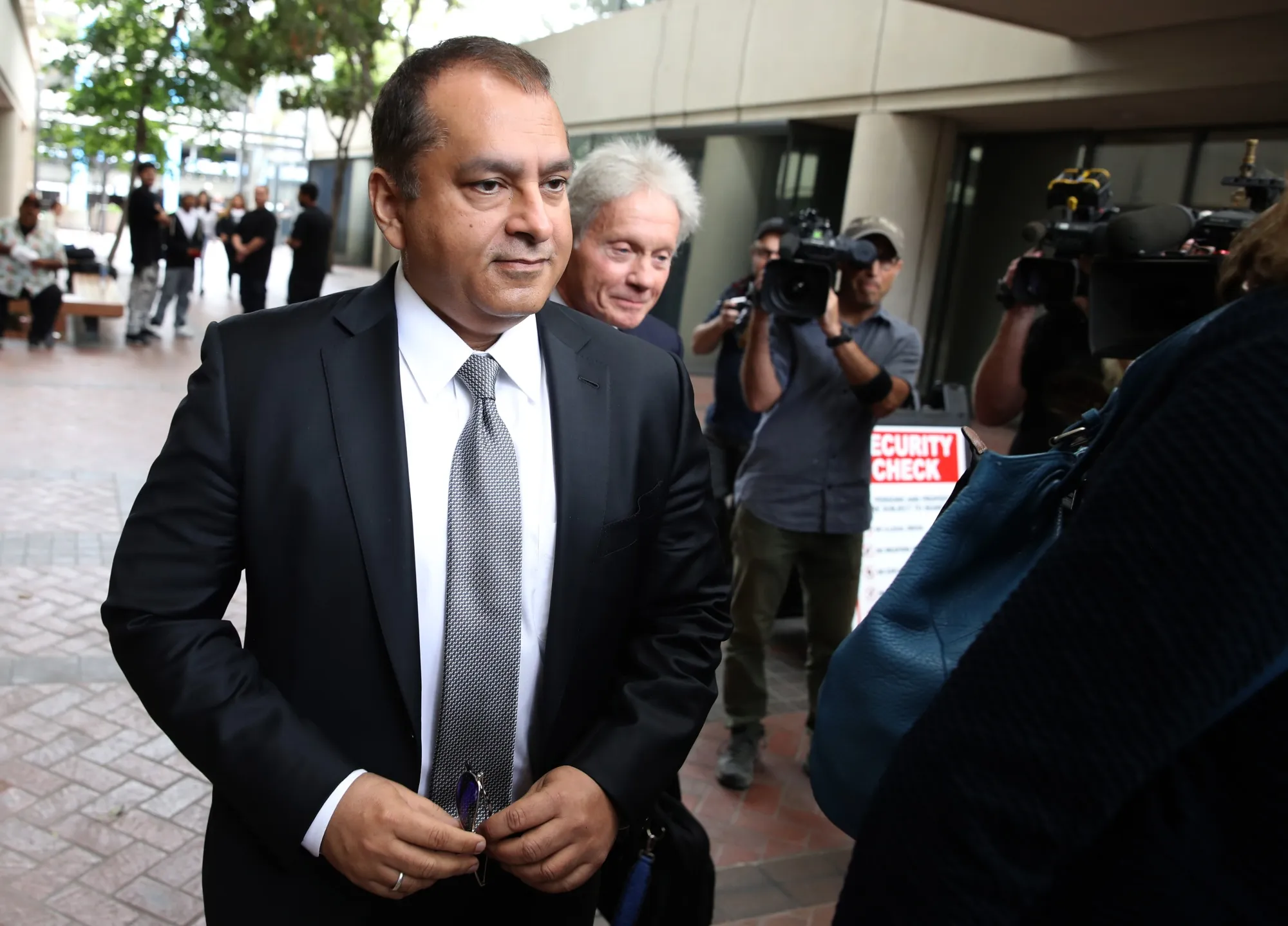 Balwani’s Theranos Fraud Trial Delayed as Holmes’ Fight Drags On ...