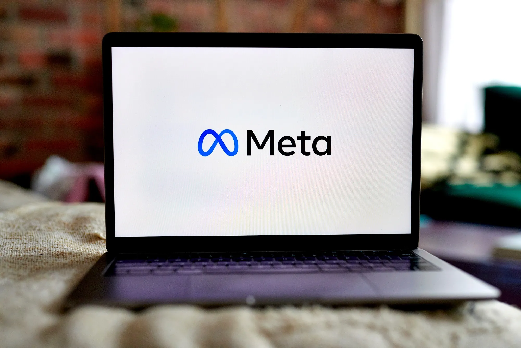 Meta recibe multa de €390M de UE por procesamiento de anuncios - Bloomberg